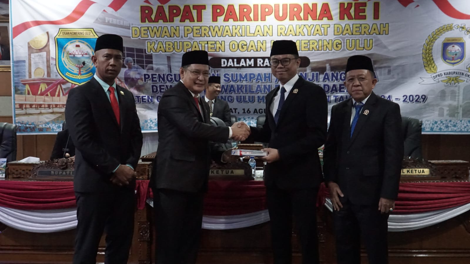 35 Anggota DPRD OKU Resmi Dilantik, Para Keluarga Padati Kantor DPRD ...